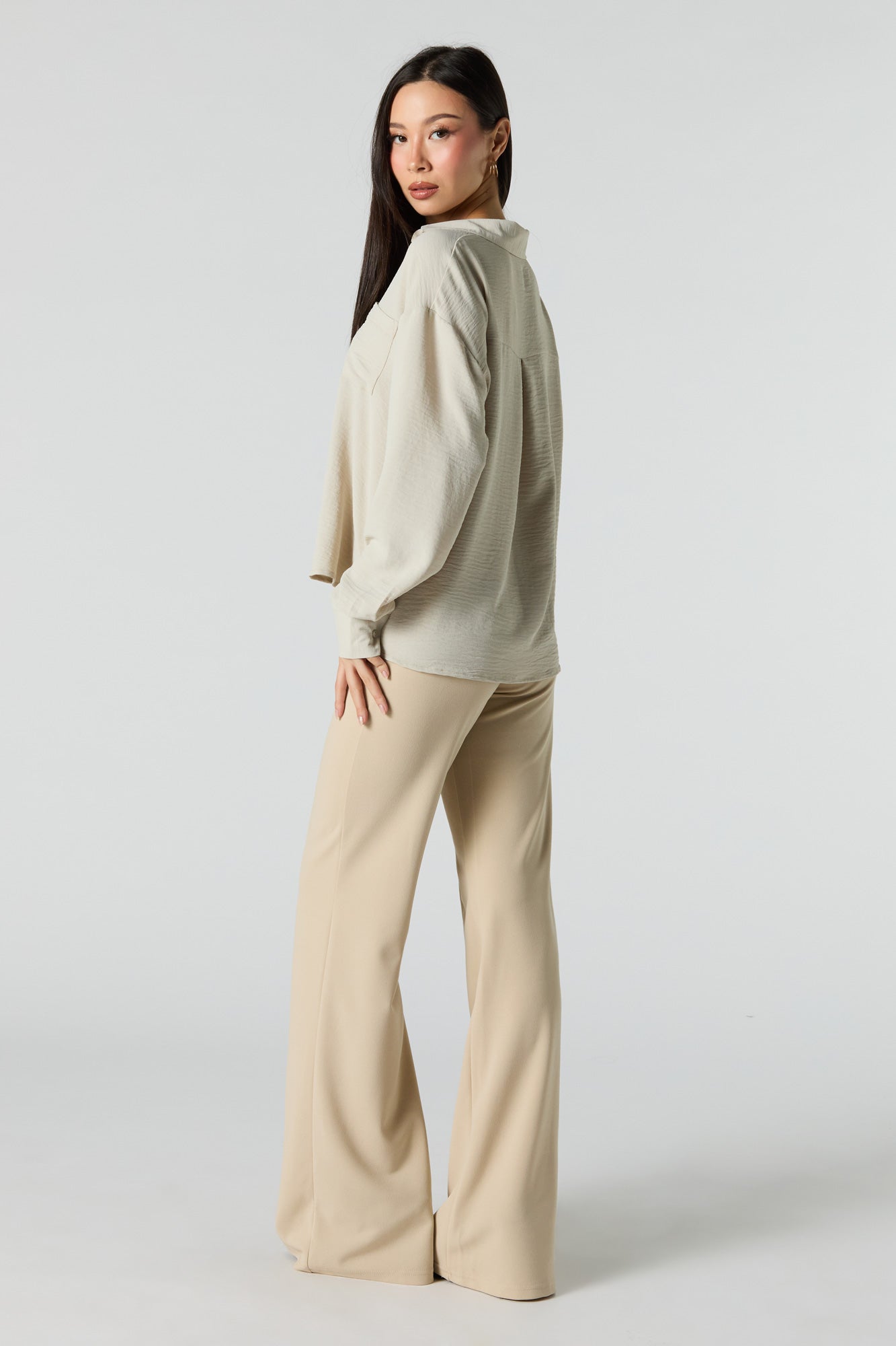Pantalon habillé plissé à jambe évasée – Urban Planet